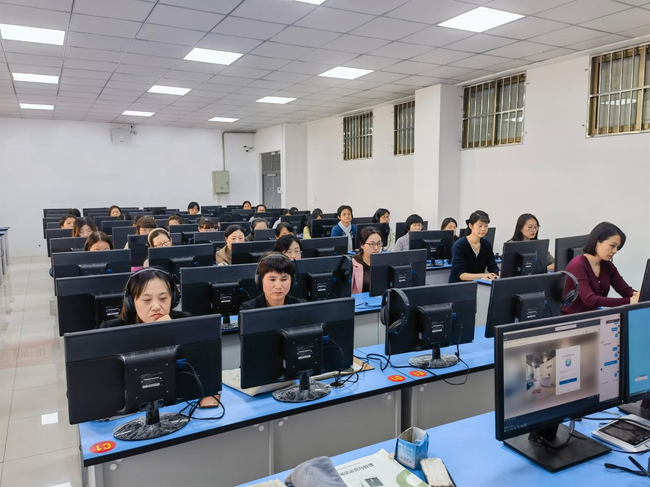 外语与商务学院举行翻译平台培训会暨大学英语教学研讨会